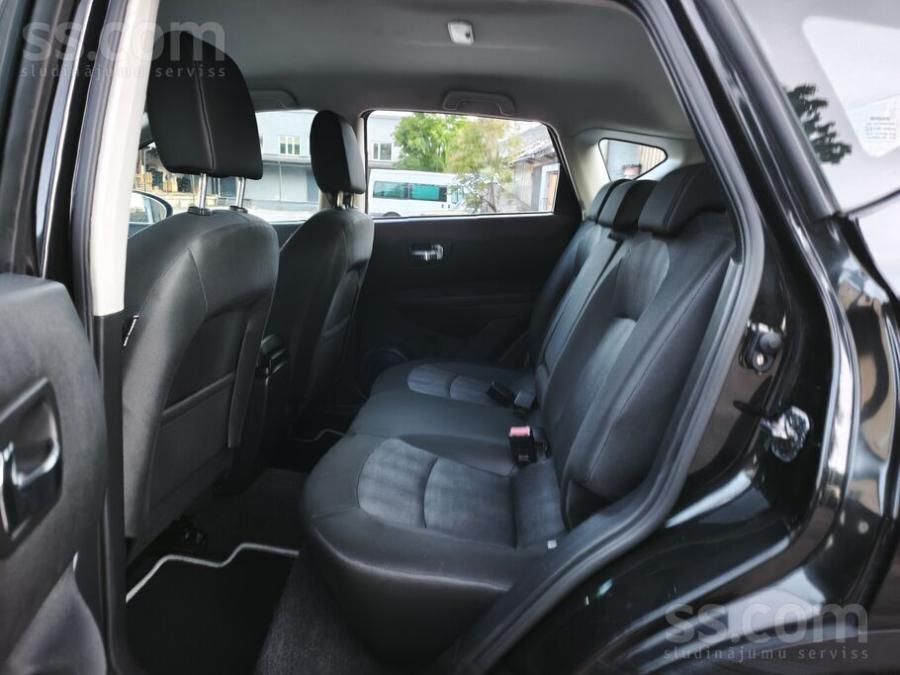 Black Nissan Qashqai 2011 in Cesis, with an engine capacity of 1.60 L and mileage of 238 thousand km for 5950 €, photo 15 on AUTOMOTO.COM.LV
