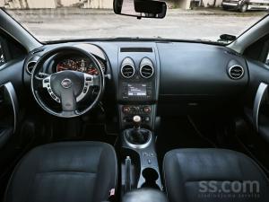 Black Nissan Qashqai 2011 in Cesis, with an engine capacity of 1.60 L and mileage of 238 thousand km for 5950 €, photo 17 on AUTOMOTO.COM.LV