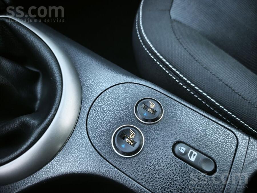 Black Nissan Qashqai 2011 in Cesis, with an engine capacity of 1.60 L and mileage of 238 thousand km for 5950 €, photo 18 on AUTOMOTO.COM.LV