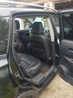 Black Nissan Qashqai 2011 in Valka, with an engine capacity of 2.00 L and mileage of 314 thousand km for 5600 €, photo 5 on AUTOMOTO.COM.LV