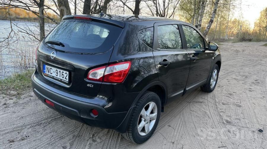 Black Nissan Qashqai 2012 in Riga, with an engine capacity of 1.50 L and mileage of 180 thousand km for 4400 €, photo 4 on AUTOMOTO.COM.LV