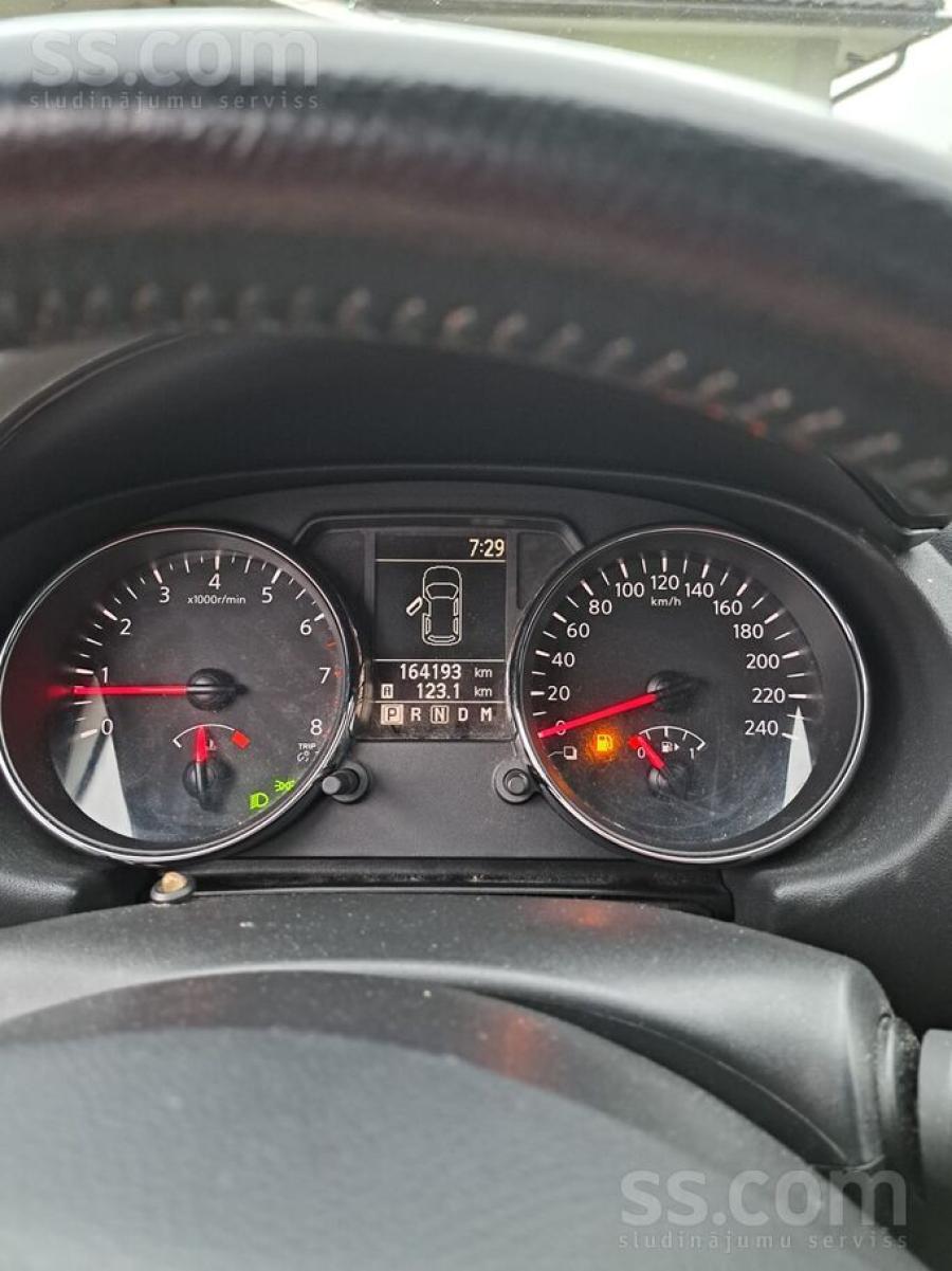 Black Nissan Qashqai 2012 in Riga, with an engine capacity of 2.00 L and mileage of 164 thousand km for 5990 €, photo 4 on AUTOMOTO.COM.LV