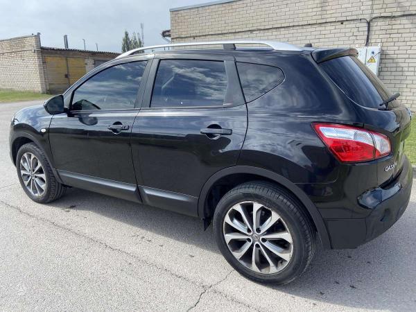 Black Nissan Qashqai 2012 in Taurage, with an engine capacity of 2.00 L and mileage of 234 thousand km for 3200 €, photo 2 on AUTOMOTO.COM.LV