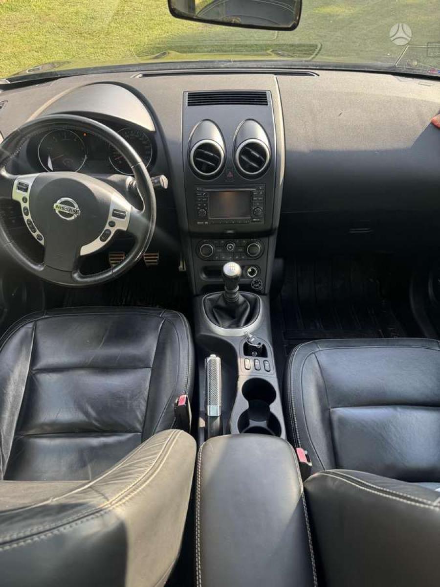 Black Nissan Qashqai 2012 in Klaipeda, with an engine capacity of 1.60 L and mileage of 218 thousand km for 4000 €, photo 6 on AUTOMOTO.COM.LV