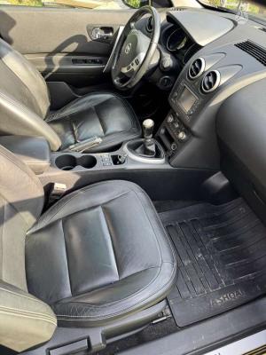 Black Nissan Qashqai 2012 in Klaipeda, with an engine capacity of 1.60 L and mileage of 218 thousand km for 4000 €, photo 12 on AUTOMOTO.COM.LV