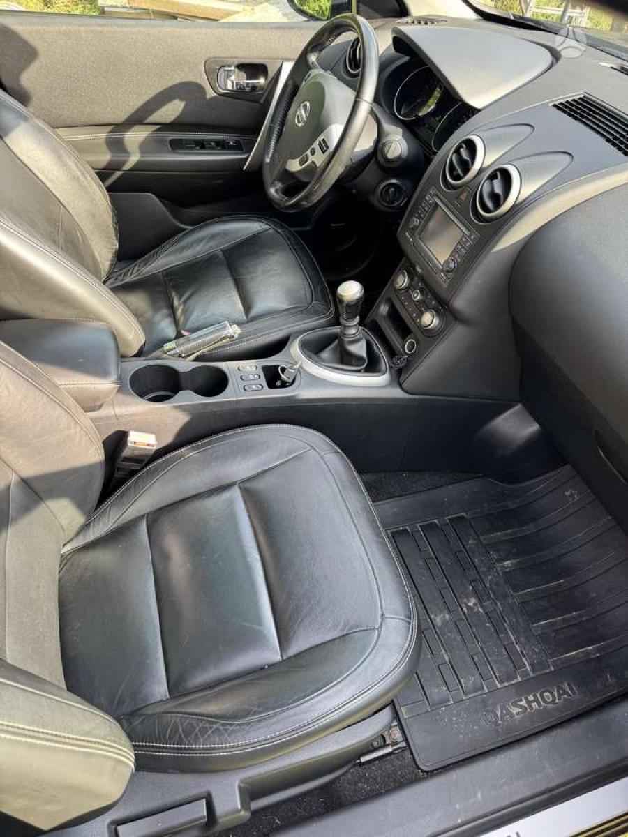 Black Nissan Qashqai 2012 in Klaipeda, with an engine capacity of 1.60 L and mileage of 218 thousand km for 4000 €, photo 12 on AUTOMOTO.COM.LV