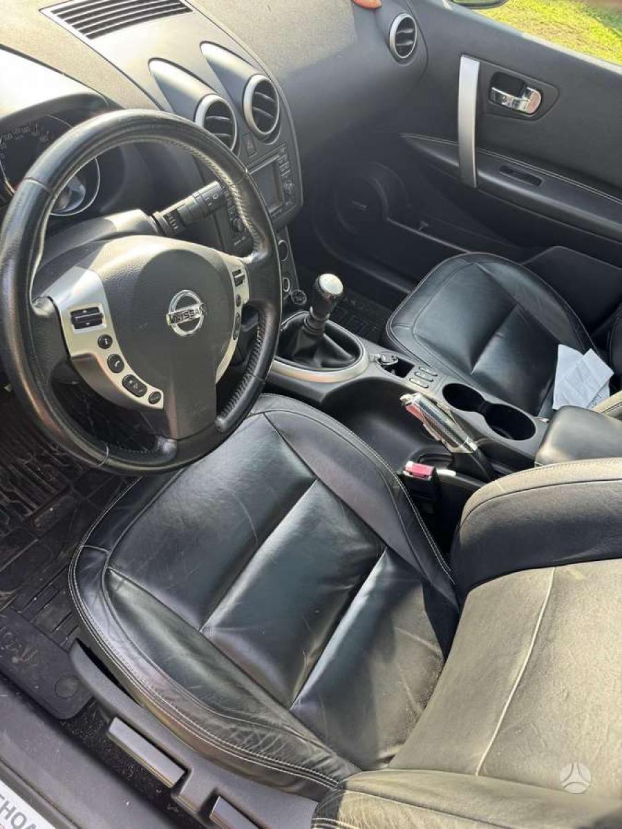 Black Nissan Qashqai 2012 in Klaipeda, with an engine capacity of 1.60 L and mileage of 218 thousand km for 4000 €, photo 15 on AUTOMOTO.COM.LV