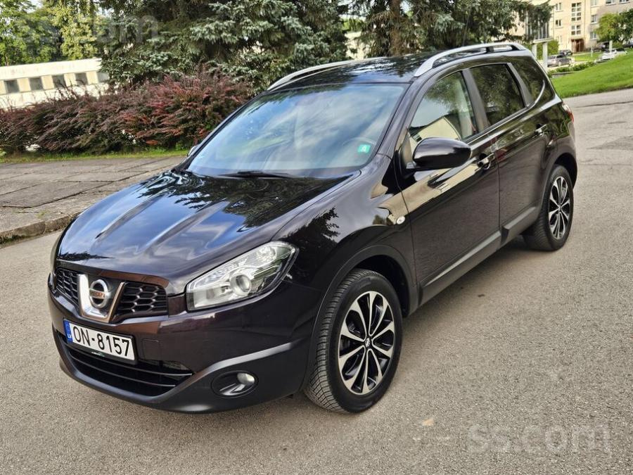 Black Nissan Qashqai 2012 in Jekabpils, with an engine capacity of 2.00 L and mileage of 285 thousand km for 6490 €, photo 1 on AUTOMOTO.COM.LV