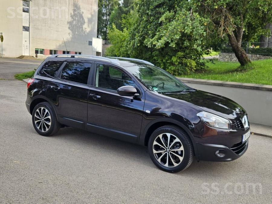 Black Nissan Qashqai 2012 in Jekabpils, with an engine capacity of 2.00 L and mileage of 285 thousand km for 6490 €, photo 5 on AUTOMOTO.COM.LV