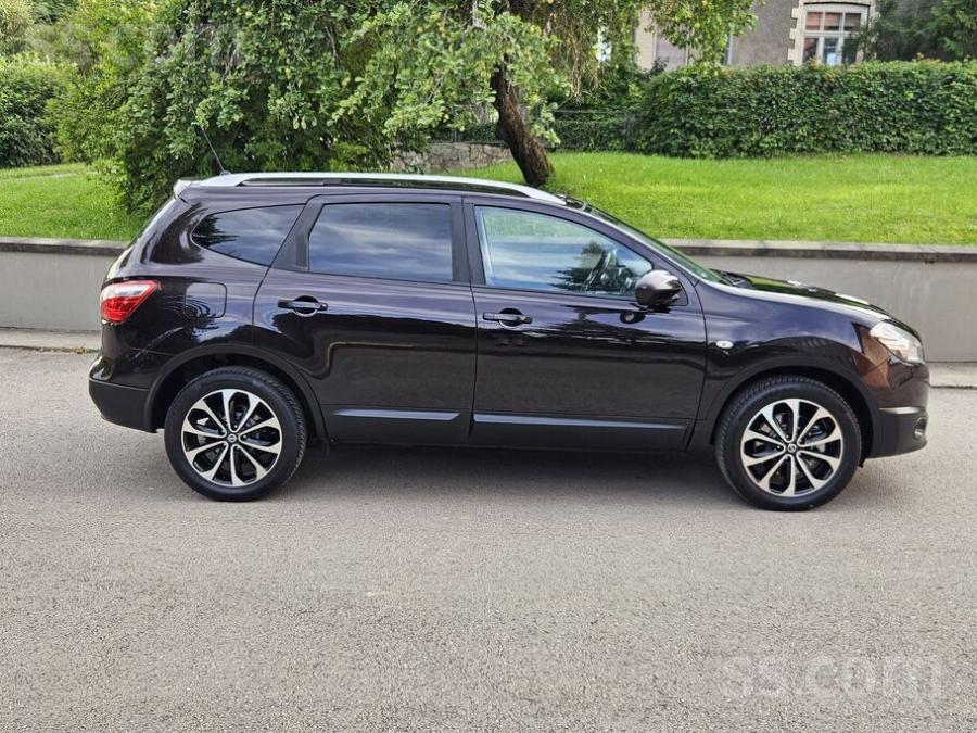 Black Nissan Qashqai 2012 in Jekabpils, with an engine capacity of 2.00 L and mileage of 285 thousand km for 6490 €, photo 6 on AUTOMOTO.COM.LV