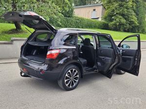 Black Nissan Qashqai 2012 in Jekabpils, with an engine capacity of 2.00 L and mileage of 285 thousand km for 6490 €, photo 25 on AUTOMOTO.COM.LV