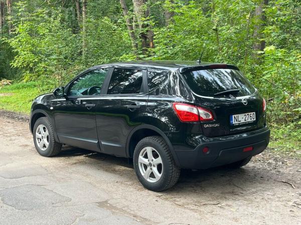 Nissan Qashqai 2012 Rīga vietnē Melns Nissan Qashqai 2012 Rīga, ar dzinēja tilpumu 1.50 L un nobraukumu 0 tūkst. km par 5899 €, foto 4 vietnē AUTOMOTO.COM.LV