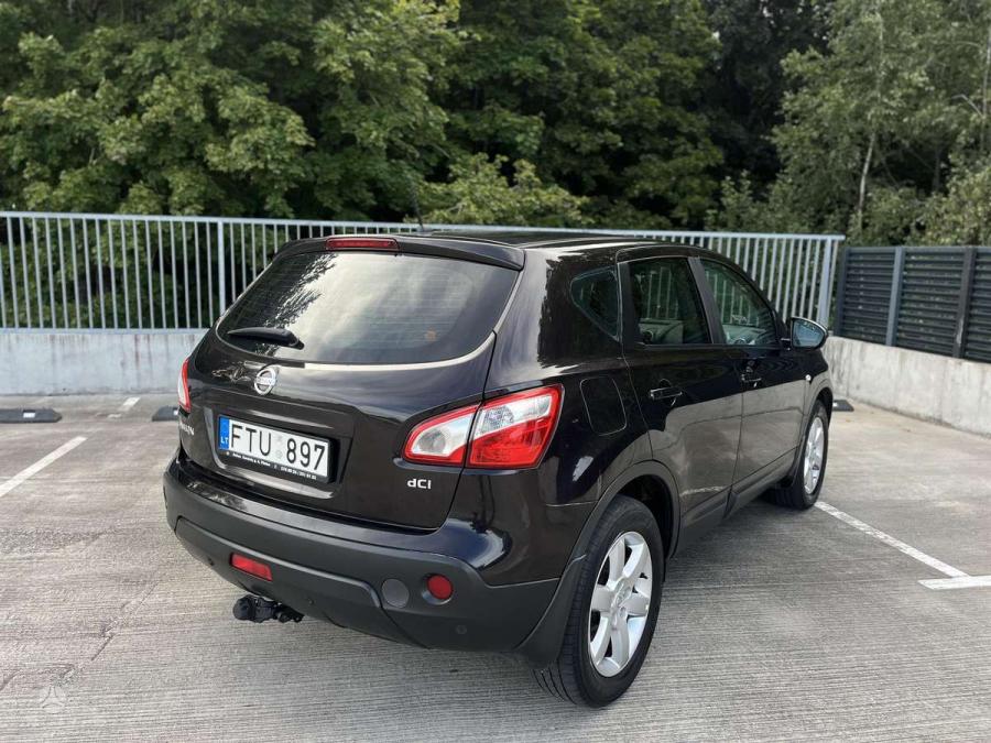 Black Nissan Qashqai 2012 in Vilnius, with an engine capacity of 1.60 L and mileage of 266 thousand km for 4250 €, photo 4 on AUTOMOTO.COM.LV