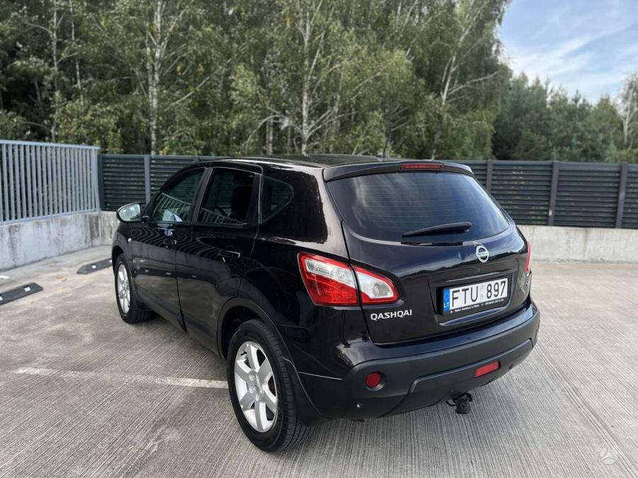 Black Nissan Qashqai 2012 in Vilnius, with an engine capacity of 1.60 L and mileage of 266 thousand km for 4250 €, photo 5 on AUTOMOTO.COM.LV