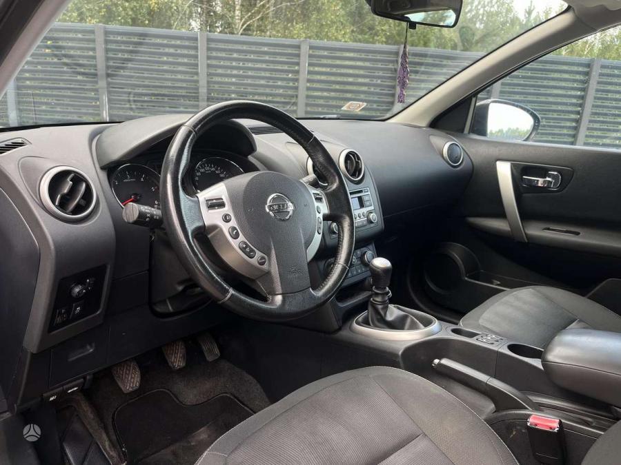 Black Nissan Qashqai 2012 in Vilnius, with an engine capacity of 1.60 L and mileage of 266 thousand km for 4250 €, photo 8 on AUTOMOTO.COM.LV