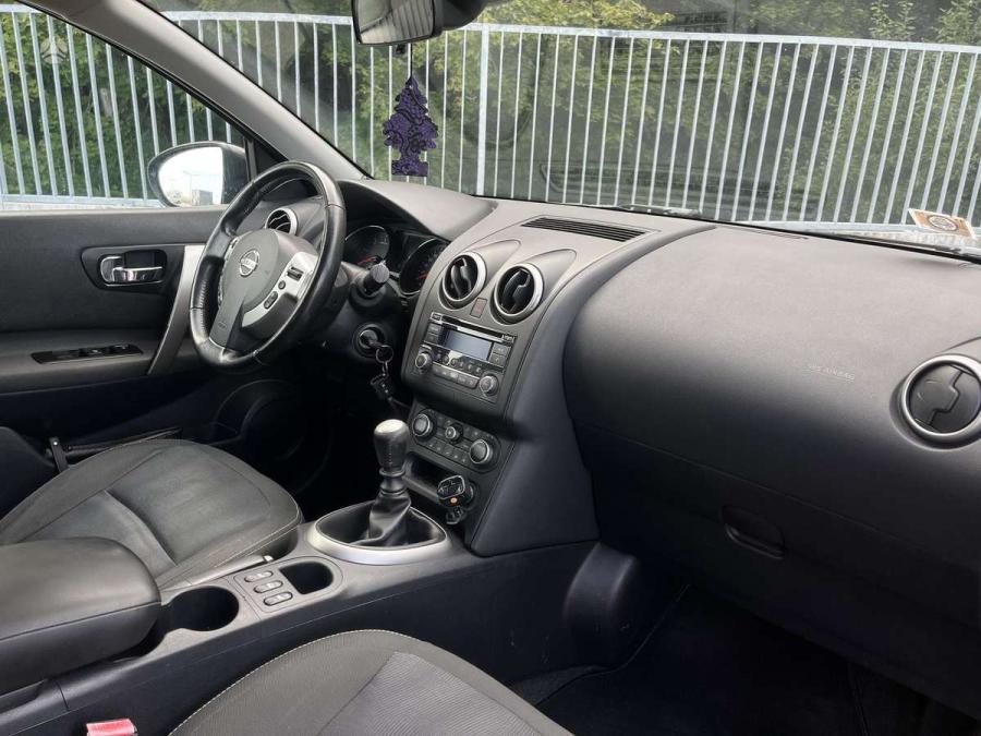 Black Nissan Qashqai 2012 in Vilnius, with an engine capacity of 1.60 L and mileage of 266 thousand km for 4250 €, photo 9 on AUTOMOTO.COM.LV