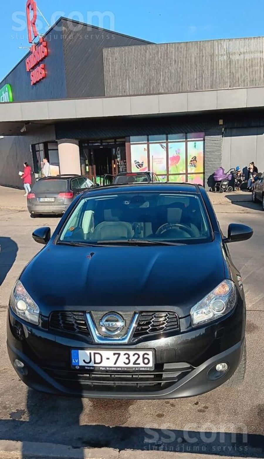 Black Nissan Qashqai 2013 in Riga, with an engine capacity of 1.60 L and mileage of 249 thousand km for 5700 €, photo 3 on AUTOMOTO.COM.LV
