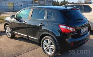 Black Nissan Qashqai 2013 in Riga, with an engine capacity of 1.60 L and mileage of 249 thousand km for 5700 €, photo 4 on AUTOMOTO.COM.LV