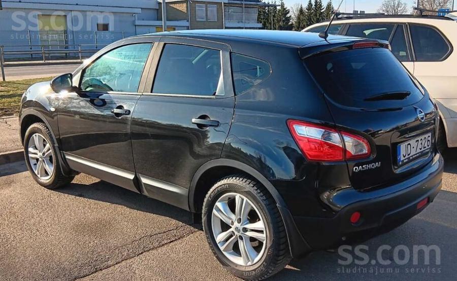 Black Nissan Qashqai 2013 in Riga, with an engine capacity of 1.60 L and mileage of 249 thousand km for 5700 €, photo 4 on AUTOMOTO.COM.LV