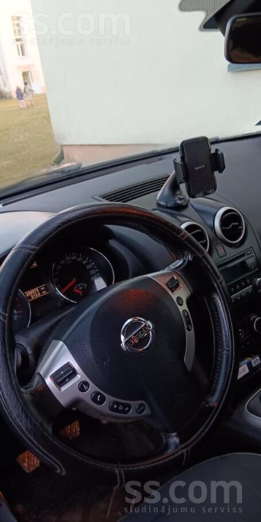 Black Nissan Qashqai 2013 in Riga, with an engine capacity of 1.60 L and mileage of 249 thousand km for 5700 €, photo 8 on AUTOMOTO.COM.LV