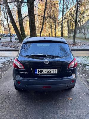 Black Nissan Qashqai 2013 in Riga, with an engine capacity of 1.50 L and mileage of 249 thousand km for 7500 €, photo 4 on AUTOMOTO.COM.LV