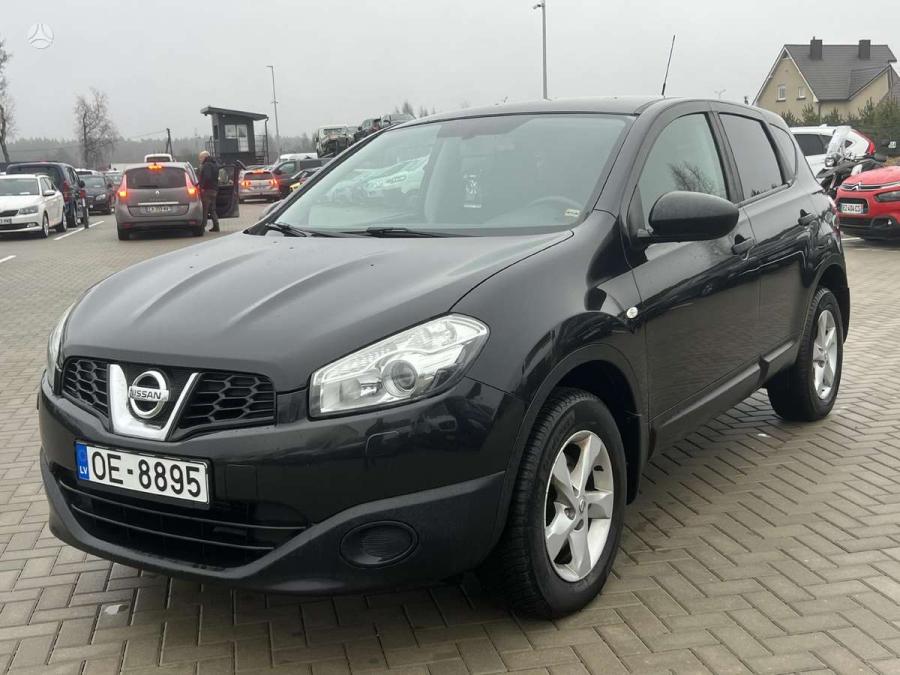 Black Nissan Qashqai 2013 in Taurage, with an engine capacity of 1.60 L and mileage of 200 thousand km for 5700 €, photo 1 on AUTOMOTO.COM.LV