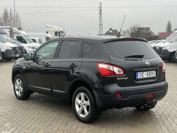 Black Nissan Qashqai 2013 in Taurage, with an engine capacity of 1.60 L and mileage of 200 thousand km for 5700 €, photo 8 on AUTOMOTO.COM.LV