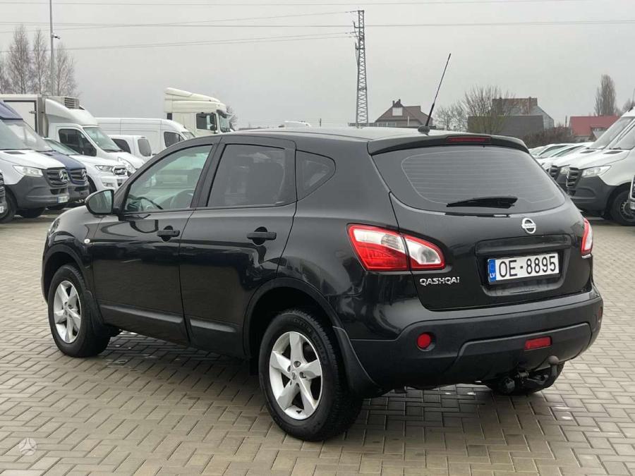 Black Nissan Qashqai 2013 in Taurage, with an engine capacity of 1.60 L and mileage of 200 thousand km for 5700 €, photo 8 on AUTOMOTO.COM.LV