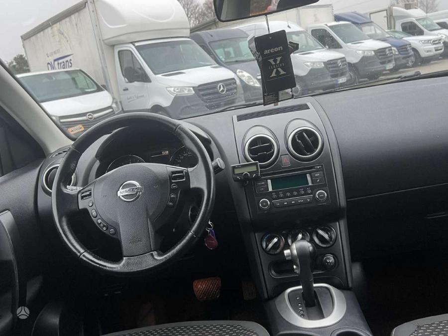 Black Nissan Qashqai 2013 in Taurage, with an engine capacity of 1.60 L and mileage of 200 thousand km for 5700 €, photo 10 on AUTOMOTO.COM.LV