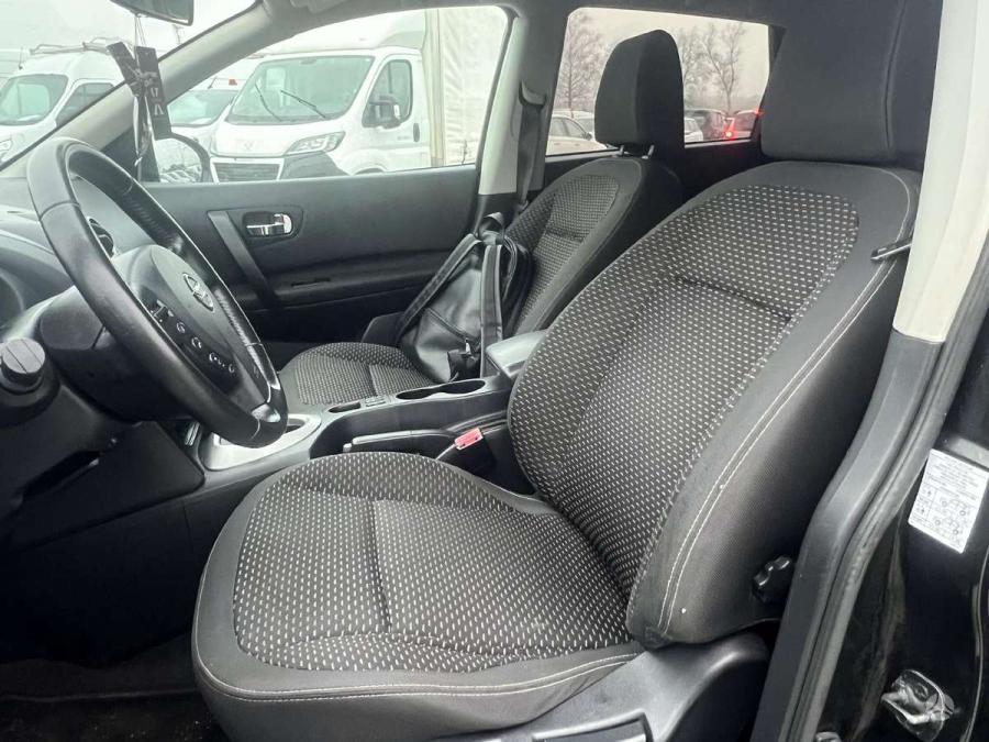 Black Nissan Qashqai 2013 in Taurage, with an engine capacity of 1.60 L and mileage of 200 thousand km for 5700 €, photo 11 on AUTOMOTO.COM.LV