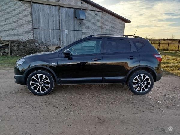 Black Nissan Qashqai 2013 in Taurage, with an engine capacity of 1.60 L and mileage of 342 thousand km for 4450 €, photo 4 on AUTOMOTO.COM.LV