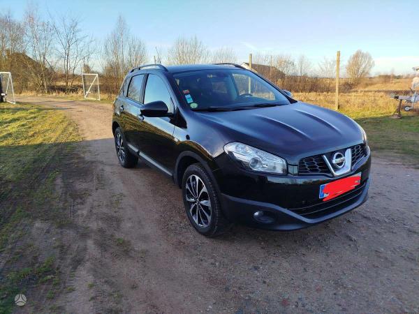 Black Nissan Qashqai 2013 in Taurage, with an engine capacity of 1.60 L and mileage of 342 thousand km for 4450 €, photo 8 on AUTOMOTO.COM.LV