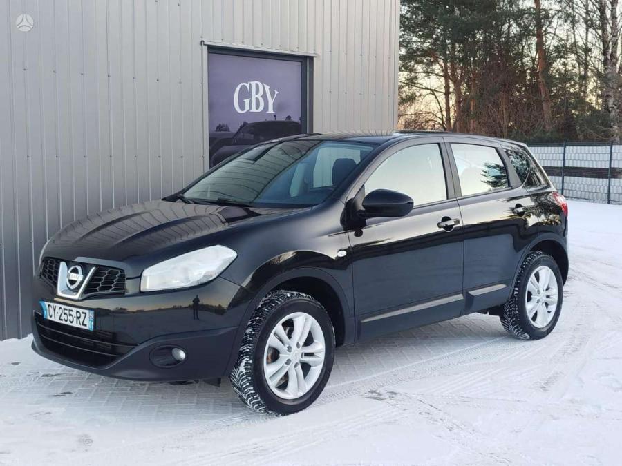 Black Nissan Qashqai 2013 in Taurage, with an engine capacity of 1.46 L and mileage of 267 thousand km for 5300 €, photo 1 on AUTOMOTO.COM.LV