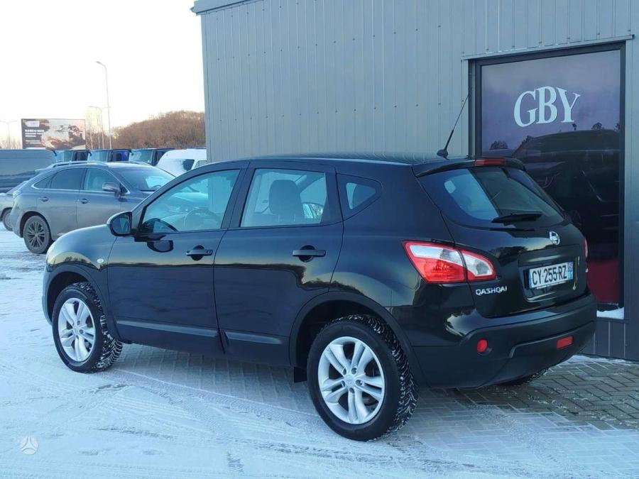 Black Nissan Qashqai 2013 in Taurage, with an engine capacity of 1.46 L and mileage of 267 thousand km for 5300 €, photo 4 on AUTOMOTO.COM.LV