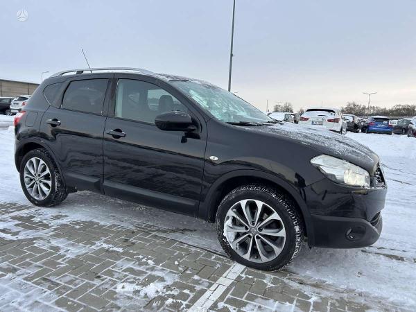 Black Nissan Qashqai 2013 in Taurage, with an engine capacity of 1.46 L and mileage of 272 thousand km for 5500 €, photo 2 on AUTOMOTO.COM.LV