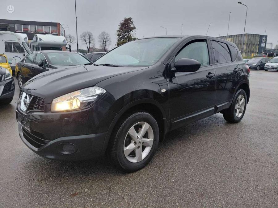 Black Nissan Qashqai 2013 in Klaipeda, with an engine capacity of 1.60 L and mileage of 199 thousand km for 5200 €, photo 1 on AUTOMOTO.COM.LV