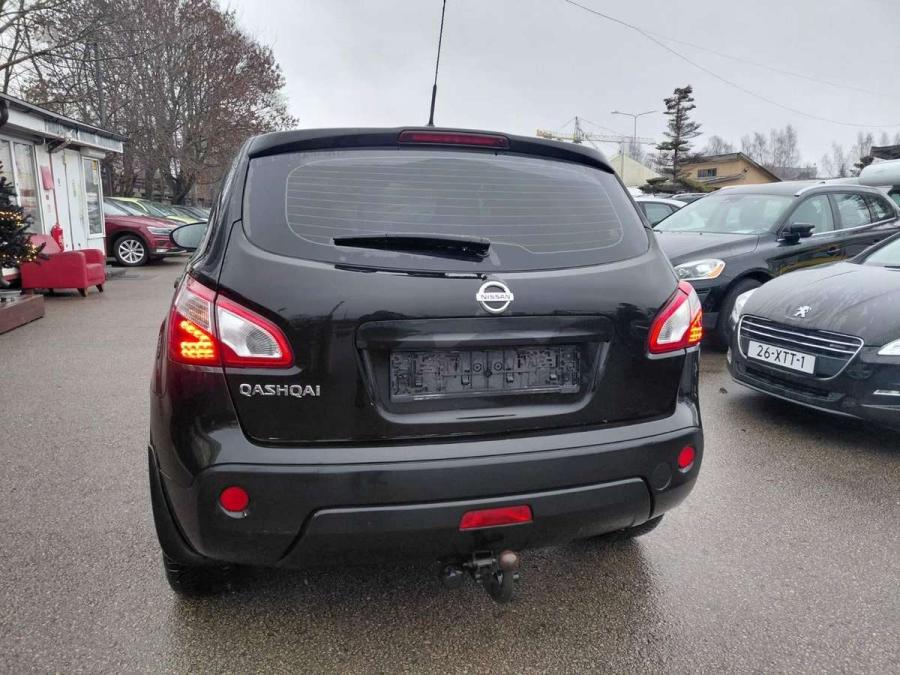 Black Nissan Qashqai 2013 in Klaipeda, with an engine capacity of 1.60 L and mileage of 199 thousand km for 5200 €, photo 6 on AUTOMOTO.COM.LV