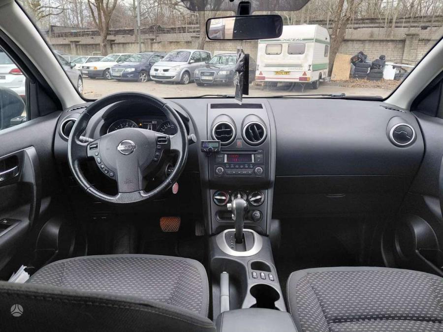 Black Nissan Qashqai 2013 in Klaipeda, with an engine capacity of 1.60 L and mileage of 199 thousand km for 5200 €, photo 8 on AUTOMOTO.COM.LV