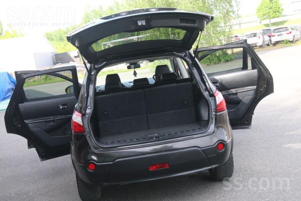 Black Nissan Qashqai 2013 in Riga, with an engine capacity of 1.60 L and mileage of 0 thousand km for 6990 €, photo 7 on AUTOMOTO.COM.LV