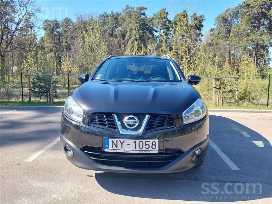 Black Nissan Qashqai 2013 in Daugavpils, with an engine capacity of 1.60 L and mileage of 226 thousand km for 5800 €, photo 1 on AUTOMOTO.COM.LV