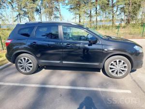 Black Nissan Qashqai 2013 in Daugavpils, with an engine capacity of 1.60 L and mileage of 226 thousand km for 5800 €, photo 4 on AUTOMOTO.COM.LV