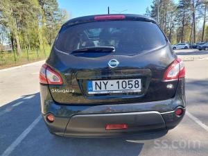 Black Nissan Qashqai 2013 in Daugavpils, with an engine capacity of 1.60 L and mileage of 226 thousand km for 5800 €, photo 5 on AUTOMOTO.COM.LV