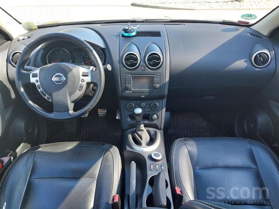Black Nissan Qashqai 2013 in Daugavpils, with an engine capacity of 1.60 L and mileage of 226 thousand km for 5800 €, photo 8 on AUTOMOTO.COM.LV