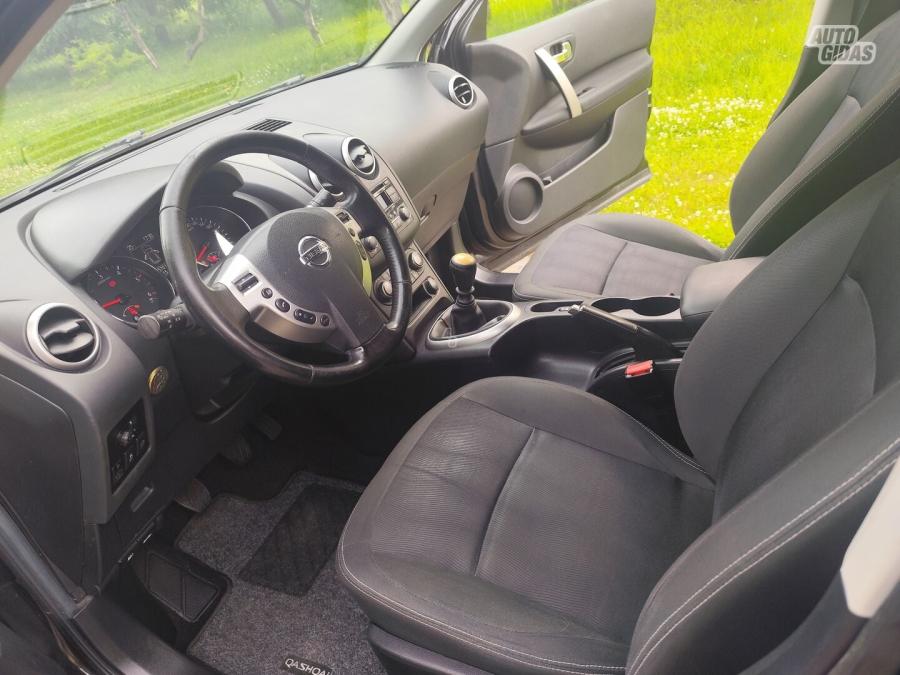 Black Nissan Qashqai 2013 in Mazeikiai, with an engine capacity of 1.60 L and mileage of 185 thousand km for 6300 €, photo 14 on AUTOMOTO.COM.LV