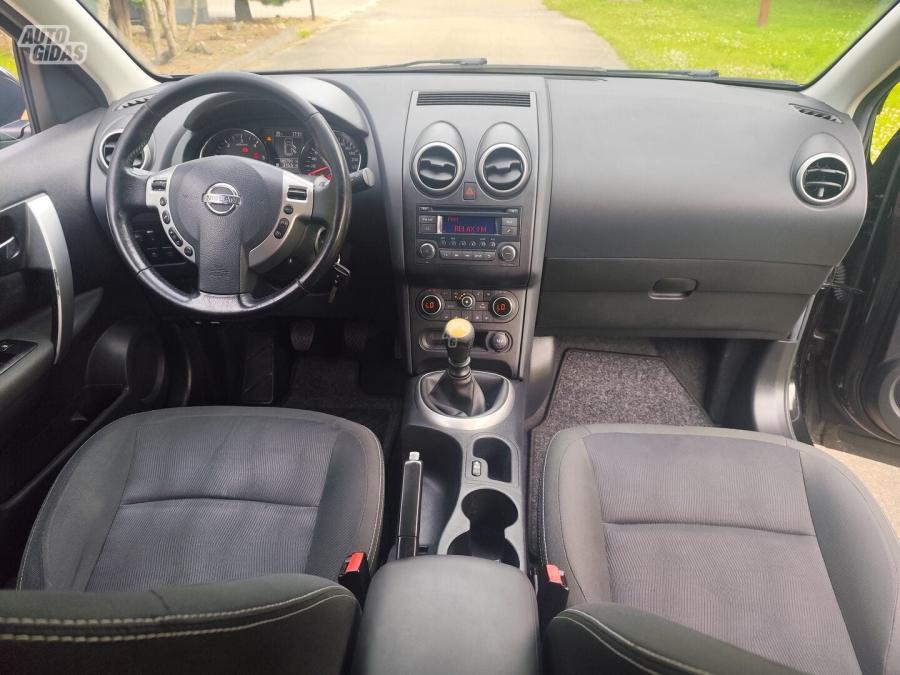Black Nissan Qashqai 2013 in Mazeikiai, with an engine capacity of 1.60 L and mileage of 185 thousand km for 6300 €, photo 15 on AUTOMOTO.COM.LV