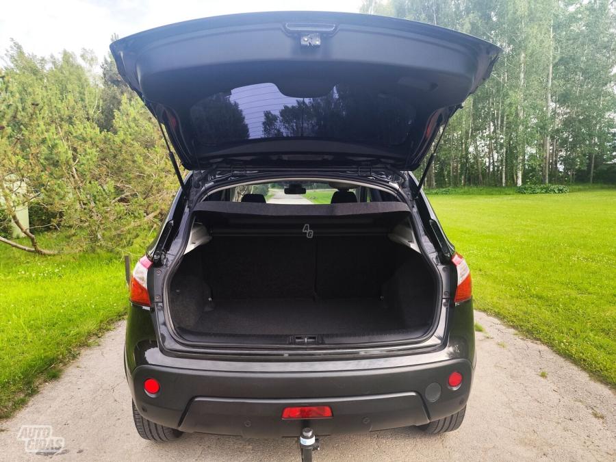 Black Nissan Qashqai 2013 in Mazeikiai, with an engine capacity of 1.60 L and mileage of 185 thousand km for 6300 €, photo 19 on AUTOMOTO.COM.LV