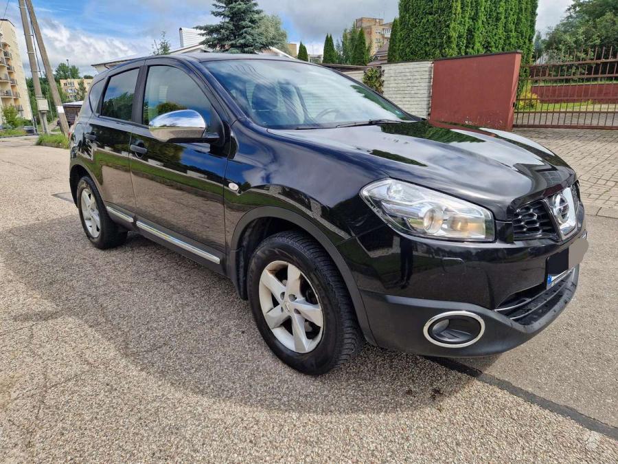 Black Nissan Qashqai 2013 in Vilnius, with an engine capacity of 1.60 L and mileage of 138 thousand km for 4300 €, photo 1 on AUTOMOTO.COM.LV