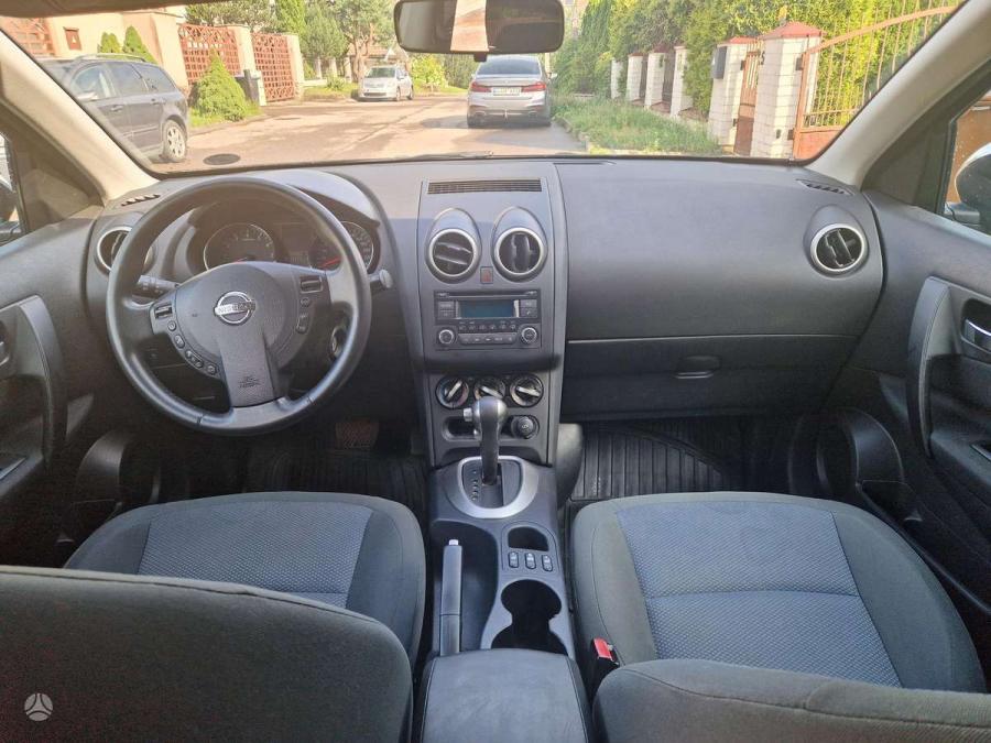 Black Nissan Qashqai 2013 in Vilnius, with an engine capacity of 1.60 L and mileage of 138 thousand km for 4300 €, photo 8 on AUTOMOTO.COM.LV