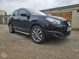 Black Nissan Qashqai 2013 in Alytus, with an engine capacity of 1.50 L and mileage of 146 thousand km for 5200 €, photo 4 on AUTOMOTO.COM.LV