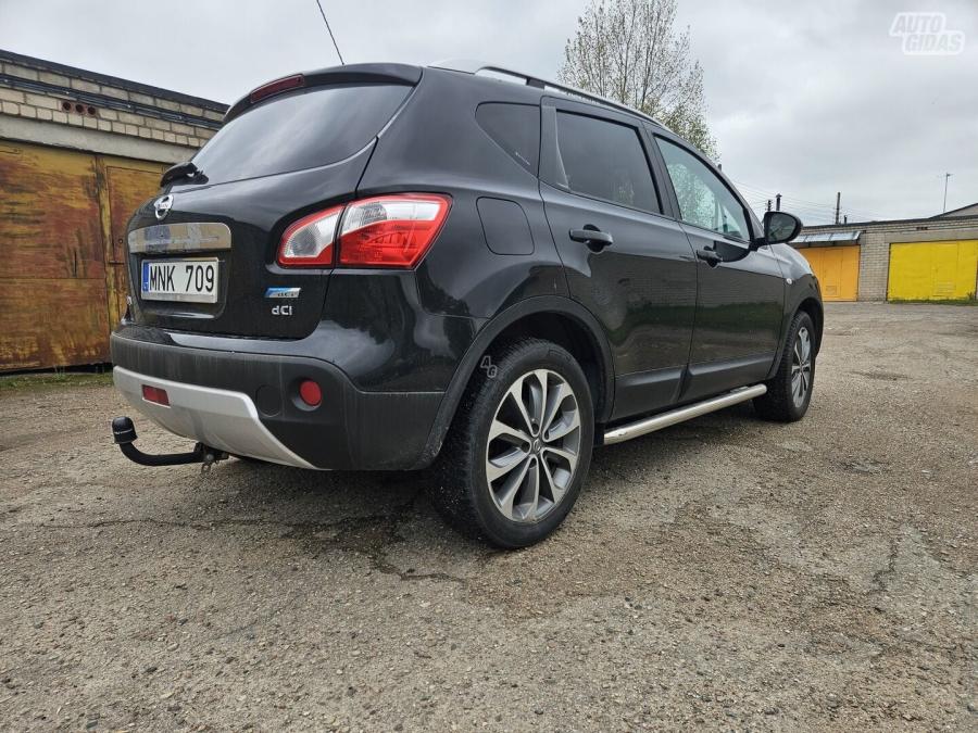 Black Nissan Qashqai 2013 in Alytus, with an engine capacity of 1.50 L and mileage of 146 thousand km for 5200 €, photo 6 on AUTOMOTO.COM.LV